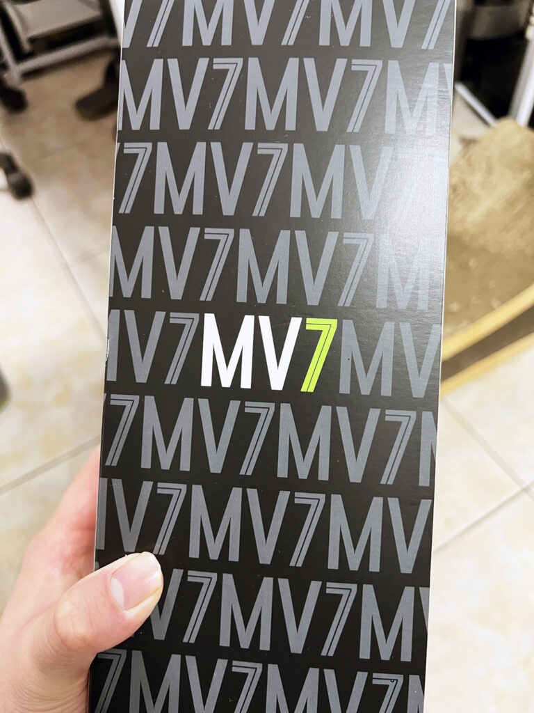 [開箱] Shure MV7 入手囉！一萬元內最推薦的PODCAST麥克風？ | 黑貓老師 X 黑蟲倉庫